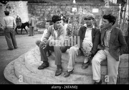 Junge Männer bei einer Unterhaltung auf Delos, Griechenland, 1950er ...