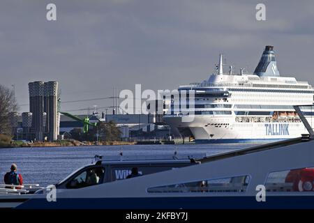 Velsen-North, 16-11-2022. Asylum ship Silja Europa. ANP/HollandseHoogte ...