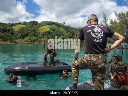 French Army Capt. Phillippe Locatelli, center, senior Aito instructor ...