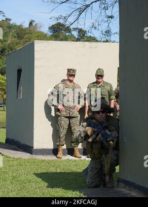 Brig. Gen. Len "Loni" Anderson, left, commanding general of 4th Marine ...