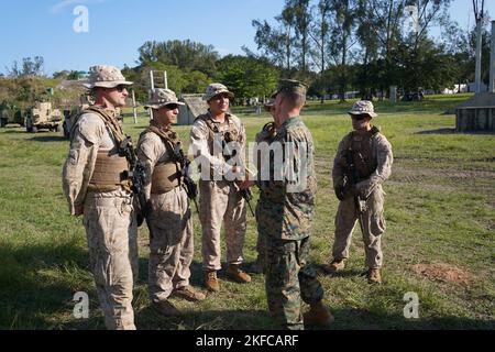 Brig. Gen. Len "Loni" Anderson, left, commanding general of 4th Marine ...