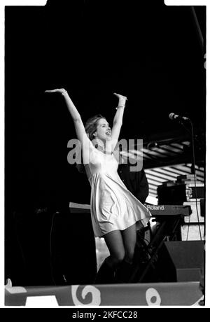 SARAH CRACKNELL, SAINT ETIENNE, GLASTONBURY 94: Singer Sarah Cracknell ...