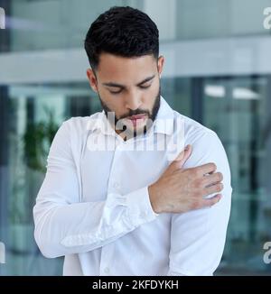 Young arm injured employee working in the office Stock Photo - Alamy