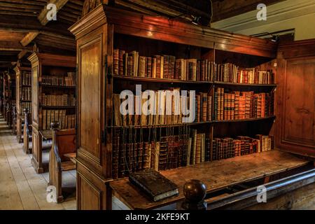 The Chained Library in Wells Cathedral, where valuable and historic ...
