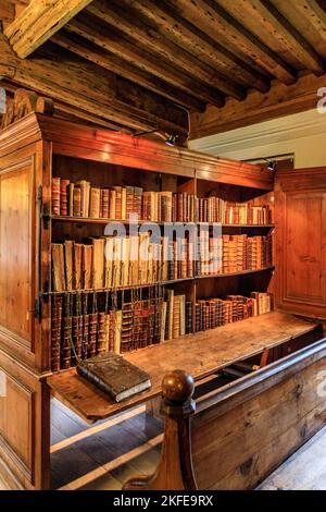 The Chained Library in Wells Cathedral, where valuable and historic ...