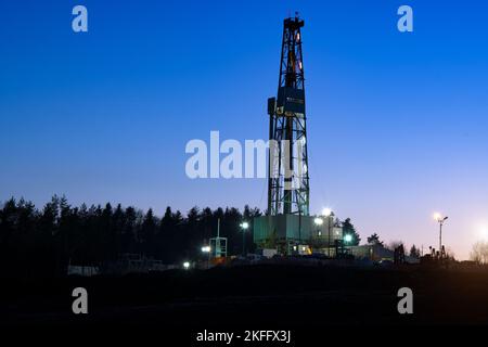 Onshore land rig in oil and gas industry Stock Photo - Alamy