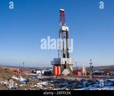 Onshore land rig in oil and gas industry Stock Photo - Alamy