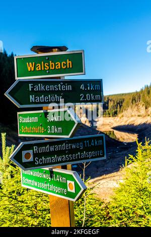 Autumn walk around the narrow water dam in the Thuringian Forest ...