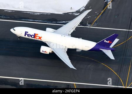 FedEx cargo aircraft, Boeing 777-FS2, taking off at Cologne-Bonn ...