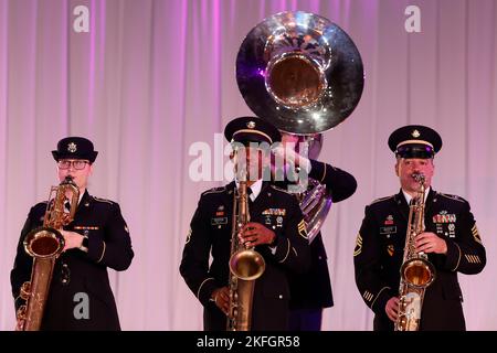 Tokyo, Japan. 18th Nov, 2022. The JSDF's JIEI-TAIKO (Japanese Drum ...