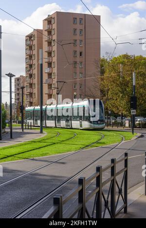 Paris, Straßenbahn T8 // Paris, Tramway Line T8 Stock Photo - Alamy