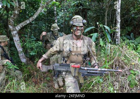 New Zealand soldiers with the 2nd/1st, 16 Field Regiment, Royal New ...