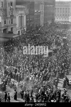Woman Suffrage - Hikers Arriving from New York, 1913 Stock Photo - Alamy