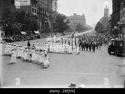 Preparedness Parade - Units of Women in Parade, 1916 Stock Photo - Alamy