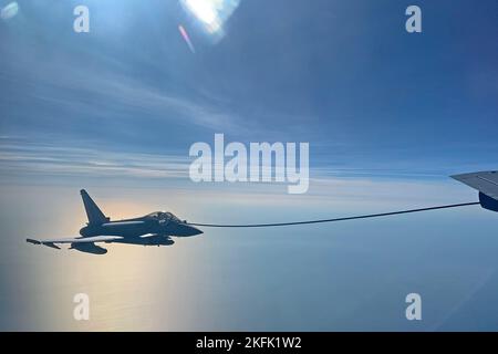 RAF Typhoon refueling Stock Photo - Alamy