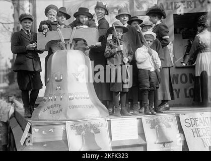 Liberty Loans - Liberty Bell, Replica, 1917 Stock Photo - Alamy