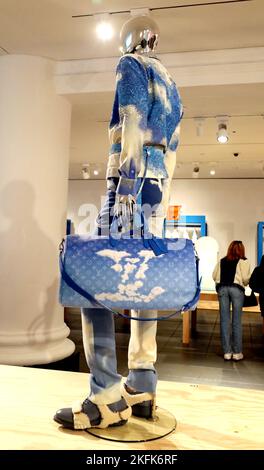 NEW YORK, NEW YORK - NOVEMBER 29: Nancy Latoszewski and Michael ...