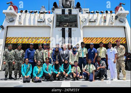 Crewmembers from U.S. Coast Guard Cutter Midgett (WMSL 757) stand ready ...