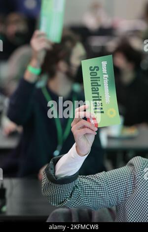 Falkensee, Germany. 19th Nov, 2022. A green bear is on display at the ...
