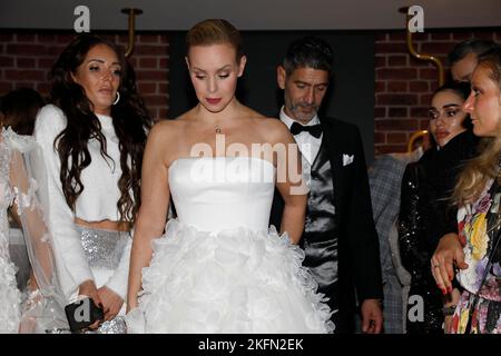 Isabel Edvardsson mit Ehemann Marcus Weiß bei der Haute Couture ...