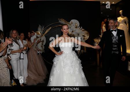 Isabel Edvardsson mit Ehemann Marcus Weiß bei der Haute Couture ...