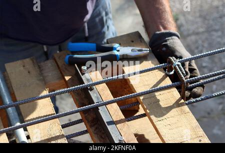 close up of builder's hand holding paint brush Stock Photo - Alamy