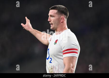 Tom Curry of England gives his team instructions during the Autumn ...