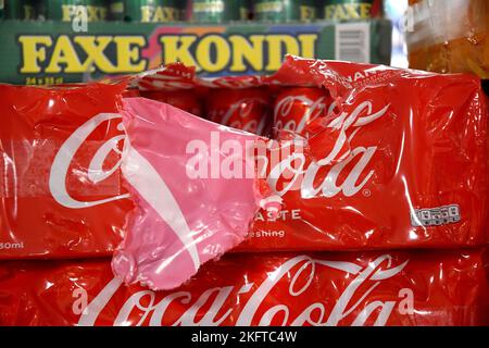Kastrup/Copenahgen /Denmmark/20 November 2022/. Coca cola original cans ...