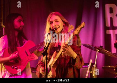 WET LEG - Hester Chambers performing live with Wet Leg in London in ...