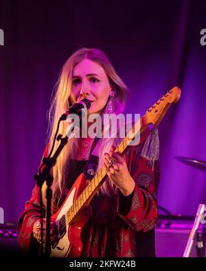 WET LEG - Hester Chambers performing live with Wet Leg in London in ...