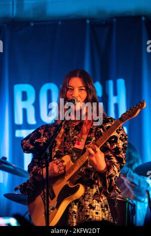 WET LEG - Rhian Teasdale performing live with Wet Leg in London in ...