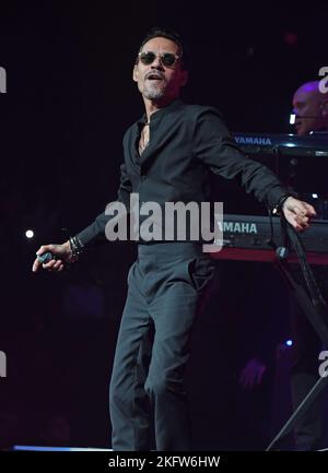 Marc Anthony performs during the Marc Anthony “Viviendo” Tour at ...
