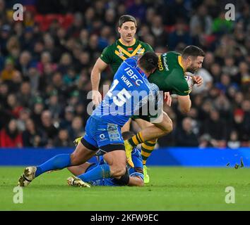 Manchester ENGLAND - NOVEMBER 19. Royce Hunt of Samoa takes on Angus ...