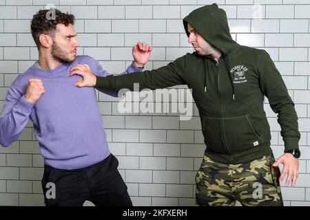 Self defence attitude to react to physical agression. | Usage de la ...