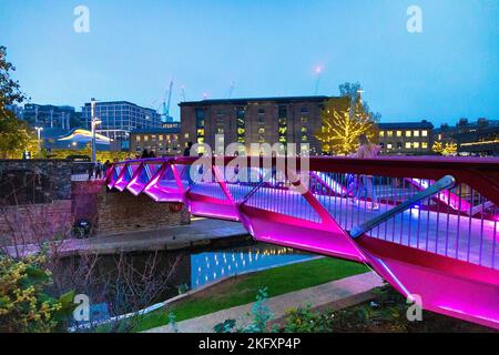 Espérance Bridge and Canalside Green Steps by the Regents Canal ...