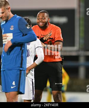 referee Simonini Matonga gestures during a soccer match between FCV ...