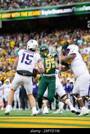 Baylor linebacker Garmon Randolph (55) follows a play during the second ...