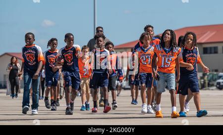 Students from the Brandon Bears Youth Football team pose for a photo ...