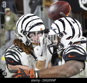 Cincinnati Bengals running back Samaje Perine (34) talks with fans ...