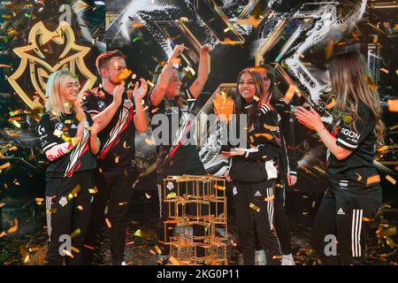 Berlin, Germany. 20th Nov, 2022. The winning team G2 Gozen poses with ...