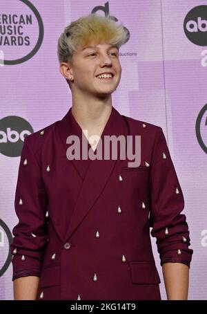 Stefan Benz arrives at the 2022 American Music Awards held at the ...