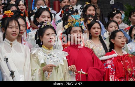 Ahead of the Hanfu Festival, more than 100 Hanfu enthusiasts dressed in ...