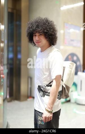 Hong Kong singer Mike Tsang Pei Tak appeared on the street in Shanghai ...