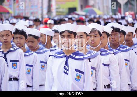 Indonesian junior high school students participating in marching (baris ...