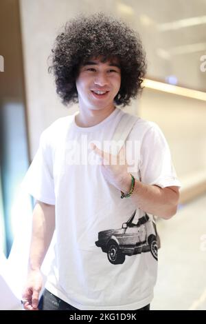 Hong Kong singer Mike Tsang Pei Tak appeared on the street in Shanghai ...