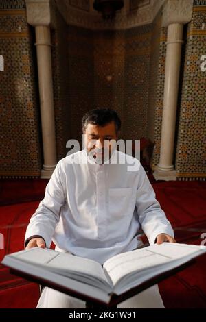 Geneva mosque. Imam reading the Quran. Switzerland Stock Photo - Alamy