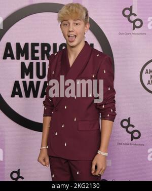 Stefan Benz arrives at the 2022 American Music Awards held at the ...