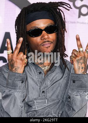 J.I.D. arrives at the 2022 American Music Awards held at the Microsoft ...