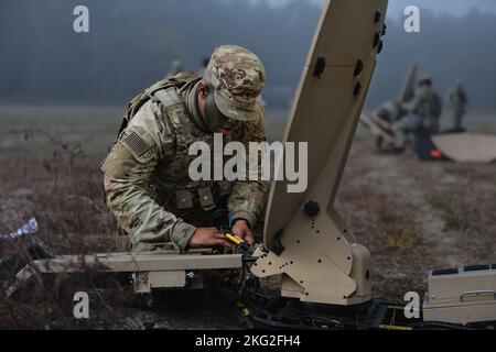 Soldiers from the 50th Expeditionary Signal Battalion-Enhanced (ESB-E ...