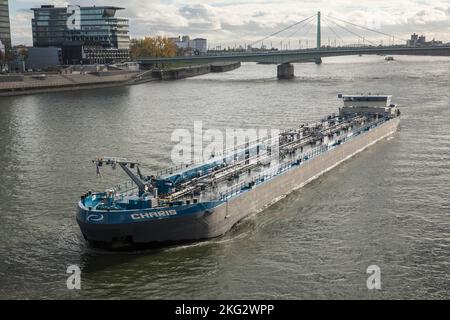 Tanker, Frachtschiff auf dem Rhein bei Düsseldorf-Kaiserswerth ...